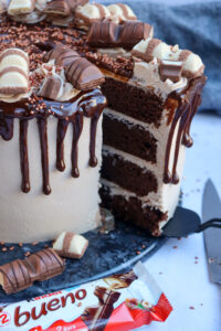 Kinder Bueno Drip Cake! - Jane's Patisserie