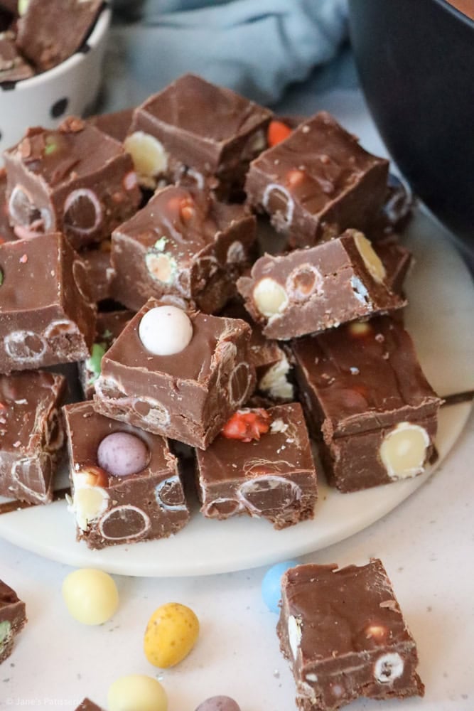 Slow Cooker Easter Fudge! - Jane's Patisserie